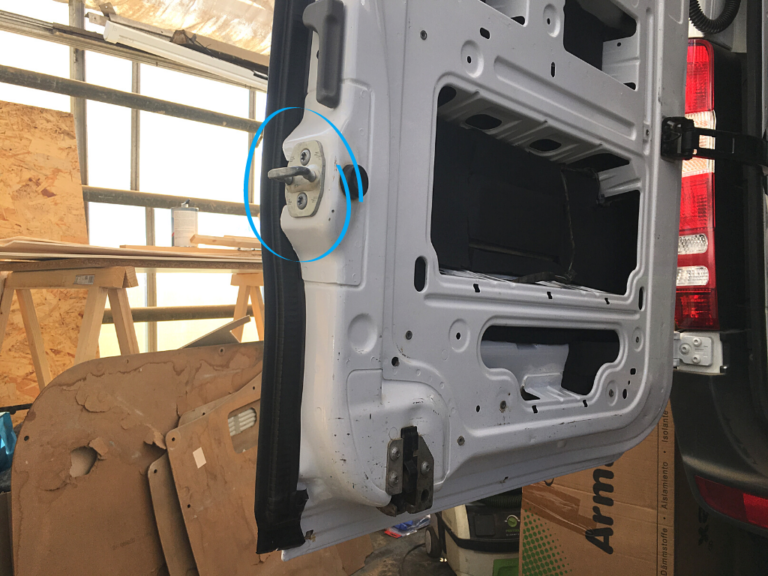 How to readjust the back doors of the Sprinter 316 CDI in 7 steps ...