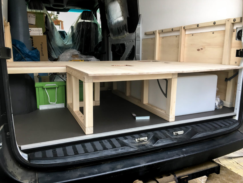 Podest und Lagerraum – Overlandys